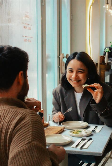 실내 갈라지다 깨지다 단란함 대화 도시의 도시의 삶 라이프스타일 레스토랑 레저 먹는 미소 짓는 브런치 사회적 연결 사회화 상호 작용 술을