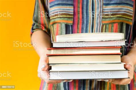 스트라이프 셔츠에 여성 학생 그녀의 손에 교과서의 더미를 들고 있다 대학 연구에 대 한 준비 학교 개념으로 돌아가기 9월에 대한 스톡 사진 및 기타 이미지 Istock