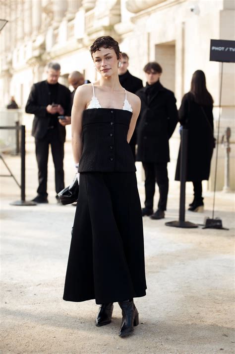 Сукня чоботи — головне поєднання літа 2025 року Читайте на Ukr Net