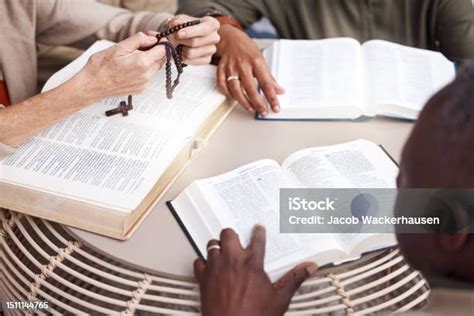 종교 지원 신앙 및 기독교 예배 또는 영적 연결을 위한 성경 기도 그룹 및 사람들의 손 거룩한 책 독서와 기도 다양성 공동체