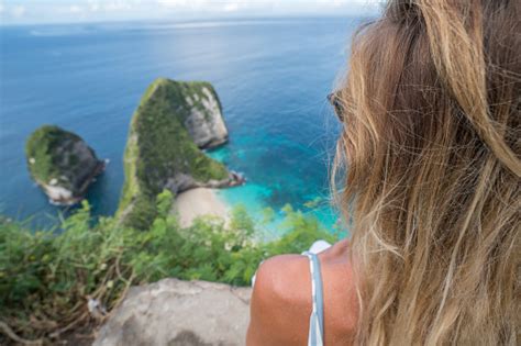 Kelingking 비치파란색과 녹색 모래 위를 고민 하는 여자는 아름 다운 산 바다에 형성 목적지 휴가 사람들 Wonderlust 개념 자연 경관을 여행합니다 발리 소순다