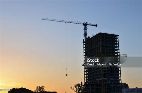 타워크레인 일몰 배경으로 건설 현장에 새 주거용 건물 건설 리노베이션 프로그램 개발 폼웍 산업의 개념 선택적 초점 텍스트에 배치합니다 0명에 대한 스톡 사진 및 기타 이미지