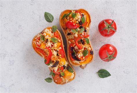 채식 요리를 제공 합니다 질감 있는 빛 배경에 물기와 채소를 넣은 호박 버터 넛 퀴 노아 또는 쿠 스클 루스 박제 건강 한 식습관의 개념 위쪽에서 보기입니다 복사 공간