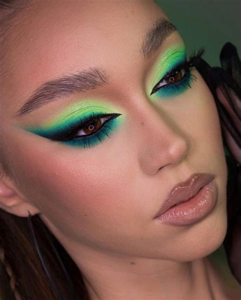 Pin By Soahhmayzen On Makeup I Love Artistry Makeup Vibrant Makeup