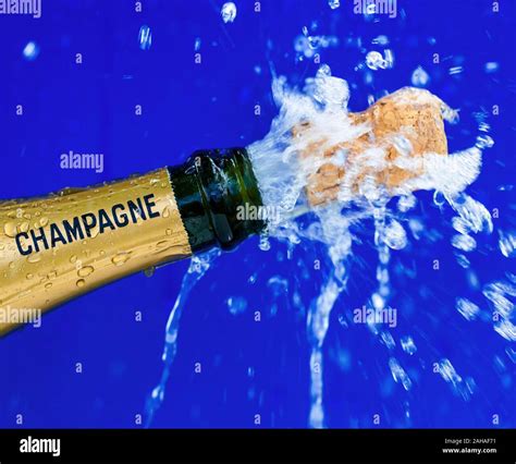Eine Flasche Champagner wird geöffnet Symbolfoto für Eröffnung feiern und Jahreswechsel Stock