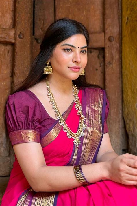 చీరలో కుందనపు బొమ్మలా బిగ్ బాస్ ప్రియాంక సింగ్ ఫొటోలు Bigg Boss Priyanka Singh Looks Like A