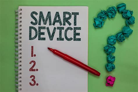 필기 텍스트 스마트 장치입니다 개념 의미 전자 가제트 공유에 연결할 수 있는 사용자 노트북 마커 구겨진 종이 물음표 녹색 배경 형성 상호 작용 합니다 3차원 형태에 대한