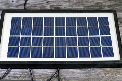 태양 전지판은 빛에 노출되면 전자를 발생시키는 물질로 만들어진 태양광 전지를 사용하여 태양광을 전기로 변환하여 직류 Dc를 생성하는 장치입니다 0명에 대한 스톡 사진 및