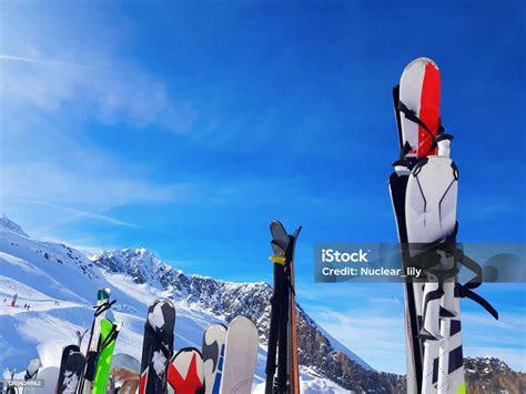 오후에 겨울 리조트에서 눈 속에서 여러 가지 색의 스키와 스노우 보드의 이미지 0명에 대한 스톡 사진 및 기타 이미지 0명 12월 1월 Istock