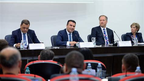 Премиерот Заев со вицепремиерот Анѓушев до почесните конзули на Конференцијата во МНР Ова е