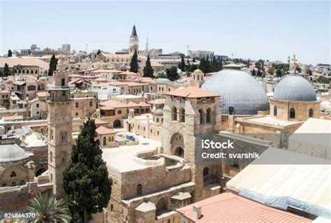 복음주의 루터 교회는 오래 된 도시의 예루살렘 이스라엘의 구속 자의의 코너 탑에서 신성한 Sepulchre의 교회와 모스크 오마르의 미 나 렛의 보기 건물 외관에 대한 스톡