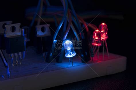 面包板arduino纳米原型板晶体管电阻器led红色和蓝色在黑色皮肤上高清图片下载 正版图片505873082 摄图网