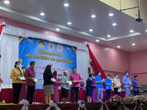 สโมสรโรตารีร้อยเอ็ด ร่วมพิธีมอบทุนการศึกษา เครื่องแบบนักเรียน และอุปกรณ์การเรียน จำนวน 440 ทุน