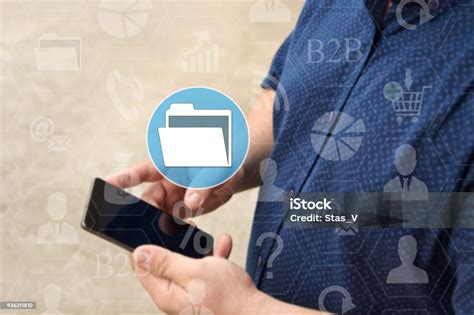 파일 폴더 Dms 전화와 사업가의 흐림 배경 가진 터치 스크린에 데이터 관리 시스템입니다 데이터 관리 시스템 및 문서 관리 시스템 Dms의 개념의 개념 아웃소싱에 대한 스톡