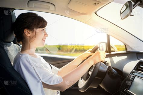 汽车 青年女人 司机 学开车 座舱 方向盘 机动车 腰带 驾驶执照 汽车内部