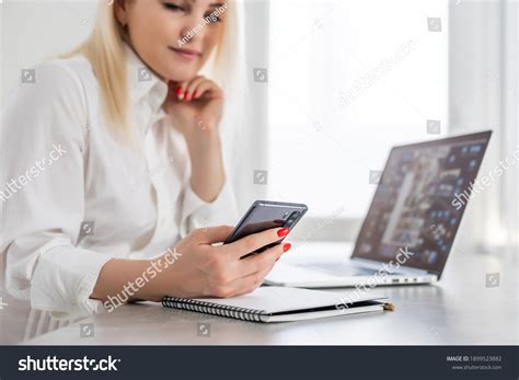 1 675 689 imágenes de Chica con celular Imágenes fotos y vectores de stock Shutterstock