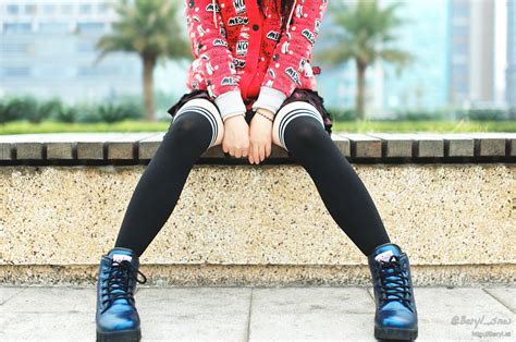 배경 화면 검은 겨울 양말 팬티 스타킹 학교 니콘 운동화 레깅스 보케 부츠 타이츠 얼굴이없는 관절 귀엽다 소녀 흐림 복장 신병 구두