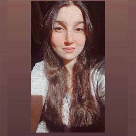 💜정국💜 ‎فوق حسنها شعرها يلامس خصرها ، فسلاماً على ذوات الشعر الطويل