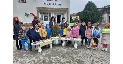 Баба Марта дойде с празнична украса в с Гара Елин Пелин