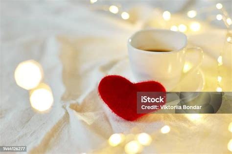 발렌타인 데이 컵은 빨간 하트와 조명이있는 침대에서 커피를 마시 며 공간을 복사합니다 인사말 카드 낭만적 인 아침 식사 0명에 대한 스톡 사진 및 기타 이미지 Istock