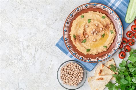 블루 패턴으로 갈색 점토 판에 후 머 스 흰색 테이블에 야채 채소 피타의 삼각 조각이 있습니다 최고의 볼 수 있습니다 플랫이 하다 0명에 대한 스톡 사진 및 기타 이미지