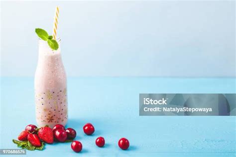 음료수 병 우유 체리 딸기 바나나 고 민트는 밝은 파란색 배경에 건강 한 라이프 스타일의 개념으로 장식 클렌징 바디 복사 공간 0명에 대한 스톡 사진 및 기타 이미지