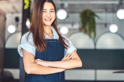 예쁜 젊은 아시아 웨이트리스 서 팔 에서 카페테리아 교차 커피 비즈니스 소유자 개념입니다 커피숍 카운터에서 카메라에 미소 앞치마에 바리스타 앞치마에 대한 스톡 사진 및 기타