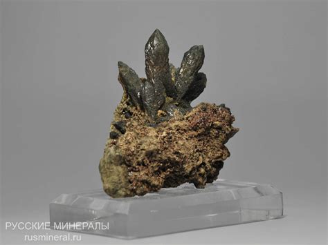 Кварц (празем), андрадит 13,7х13,6х6,3см купить за 100000 руб.