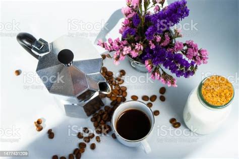 전통적인 커피 메이커 간헐천 커피 메이커 실버 간헐천 커피 메이커 부엌 용 장치 향기로운 커피 0명에 대한 스톡 사진 및 기타 이미지 Istock