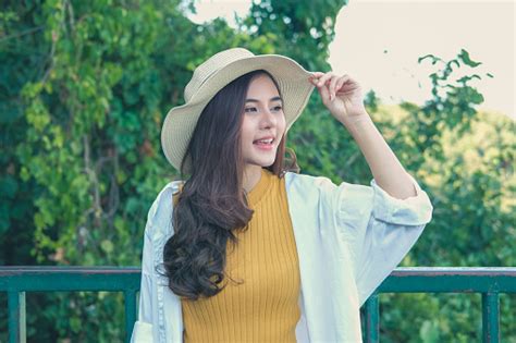 랜드 마크를 방문 하는 여자 여행자 관광 여행 여행 여행 개념 관광에 대한 스톡 사진 및 기타 이미지 관광 관광객 모자