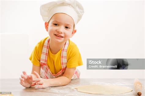 어린이 손 반죽 반죽의 세부 사항입니다 부리 토를 준비 하는 모자에 쾌활 한 쿡 아이 보 가정 주방에 대한 스톡 사진 및 기타 이미지 가정 주방 가정의 방 공휴일