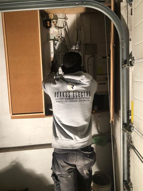 Professionele Elektricien Voor De Installatie Van Een Meterkast