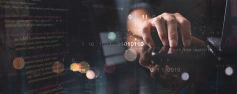 디지털 기술 소프트웨어 개발 개념 코딩 프로그래머 가상 화면에서 회로 기판 및 자바스크립트가 있는 노트북에서 작업하는 소프트웨어