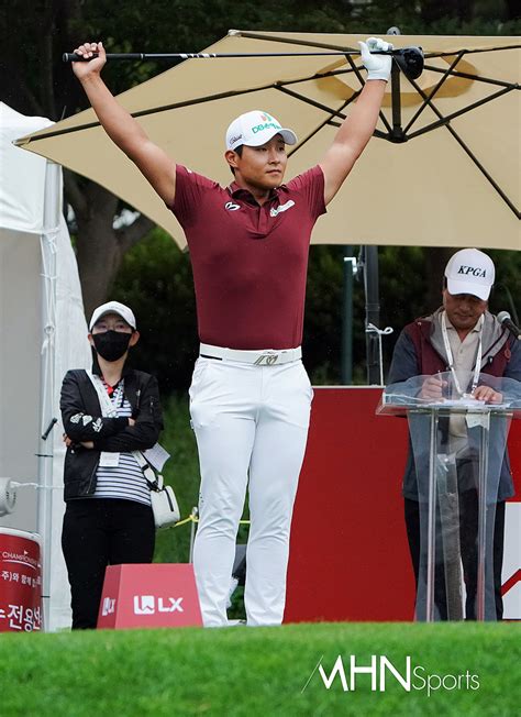 서요섭 잠자는 근육 풀고~[포토]