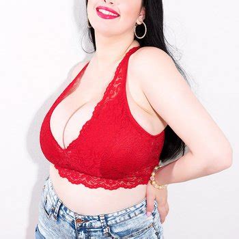 Busty Stunner Dina Sahari Strips Totally Naked Photos