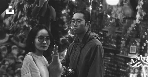 크리스마스 트리 앞에 서 있는 남자와 여자 사진 Unsplash의 무료 손가락 이미지