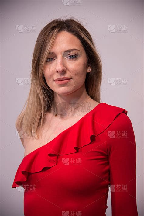 年轻美丽的金发女孩的肖像在工作室白色