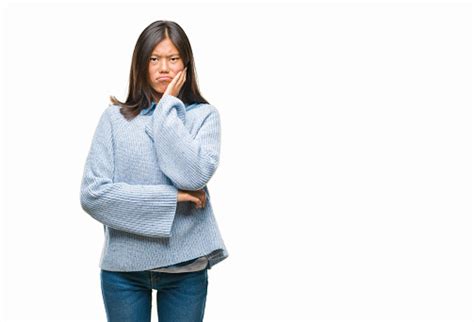 격리 된 배경 생각 찾고 있는 동안 겨울 스웨터를 입고 젊은 아시아 여 자가 피곤 하 고 교차 팔 우울증 문제 지 루 가을에