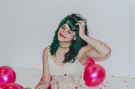 Chica De Fiesta Joven Sonriendo Foto Gratis