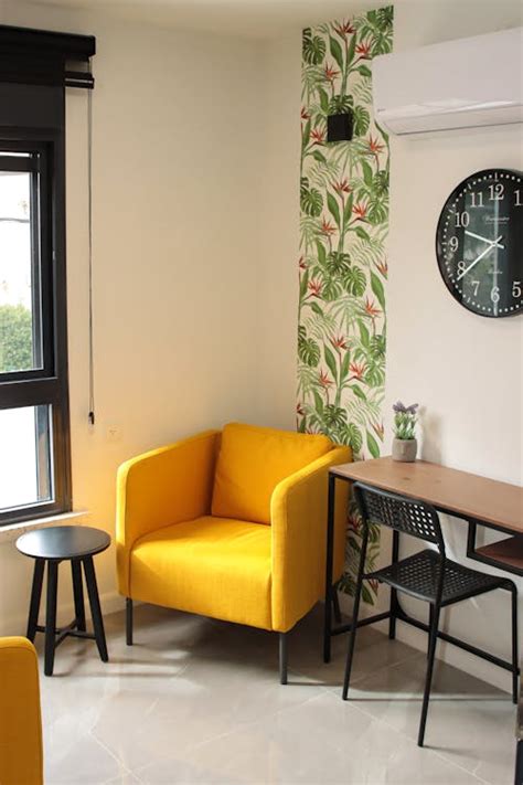 실내 가구 거실 노란색 안락의자 다채로운 독서 코너 디자인 라미네이트 미니멀리스트 바탕화면 밝은 방 석회벽 수직 쐈어 스타일리시한 시계