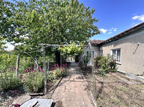 Къща с Свобода Едноетажна къща 70 кв м РЗП 2400 кв м двор Къщи Вили Свобода Продавам