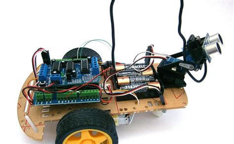 robot con arduino y sensor ultrasónico para calcular las distancias a