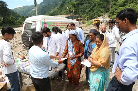 Sgrr University और Smih ने सरखेत में आपदा पीड़ितों के लिए लगाया निःशुल्क शिविर कलम किताब