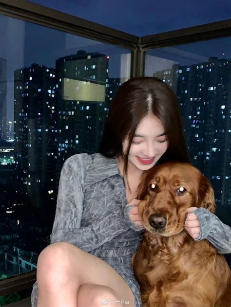 Foto Cantik Gadis Dengan Anjing Di Kota Malam