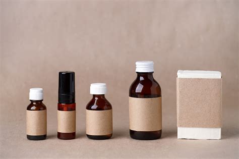 모의 를 위한 종이 공예 라벨이 있는 화장품 다크 앰버 유리 병 세트 클로즈업 카피 스페이스 뷰티 블로깅 살롱 트리트먼트 컨셉 미니멀리즘 브랜드 패키징 0에 대한 스톡 사진