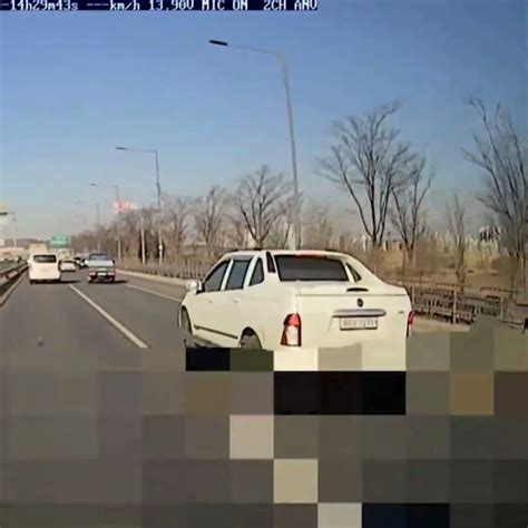 지하주차장 출구에 앉아있으면 위험합니다 보배드림 블랙박스 Youtube