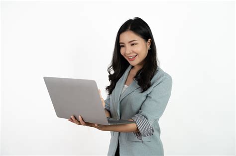 행복한 아시아 사업가가 노트북 컴퓨터를 들고 하얀 배경 위에 카메라를 보고 있다 경영자에 대한 스톡 사진 및 기타 이미지