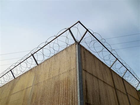 무료 이미지 가시 철사 건축물 지붕 탑 돛대 정면 전기 보안 에너지 장벽 한도 확실한 투옥 된 경계