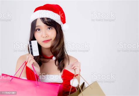 아름 다운 초상화 젊은 아시아 여자 생각 하 고 흰색 배경에 고립 된 흥분 신용 카드 및 쇼핑 백을 들고 아름다움 아시아 여자