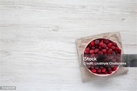 흰색 나무 배경에 분홍색 그릇에 냉동 크랜베리 상위 뷰 위에서 평평한 누워 머리 위에 텍스트를 위한 공간입니다 0명에 대한 스톡 사진 및 기타 이미지 Istock